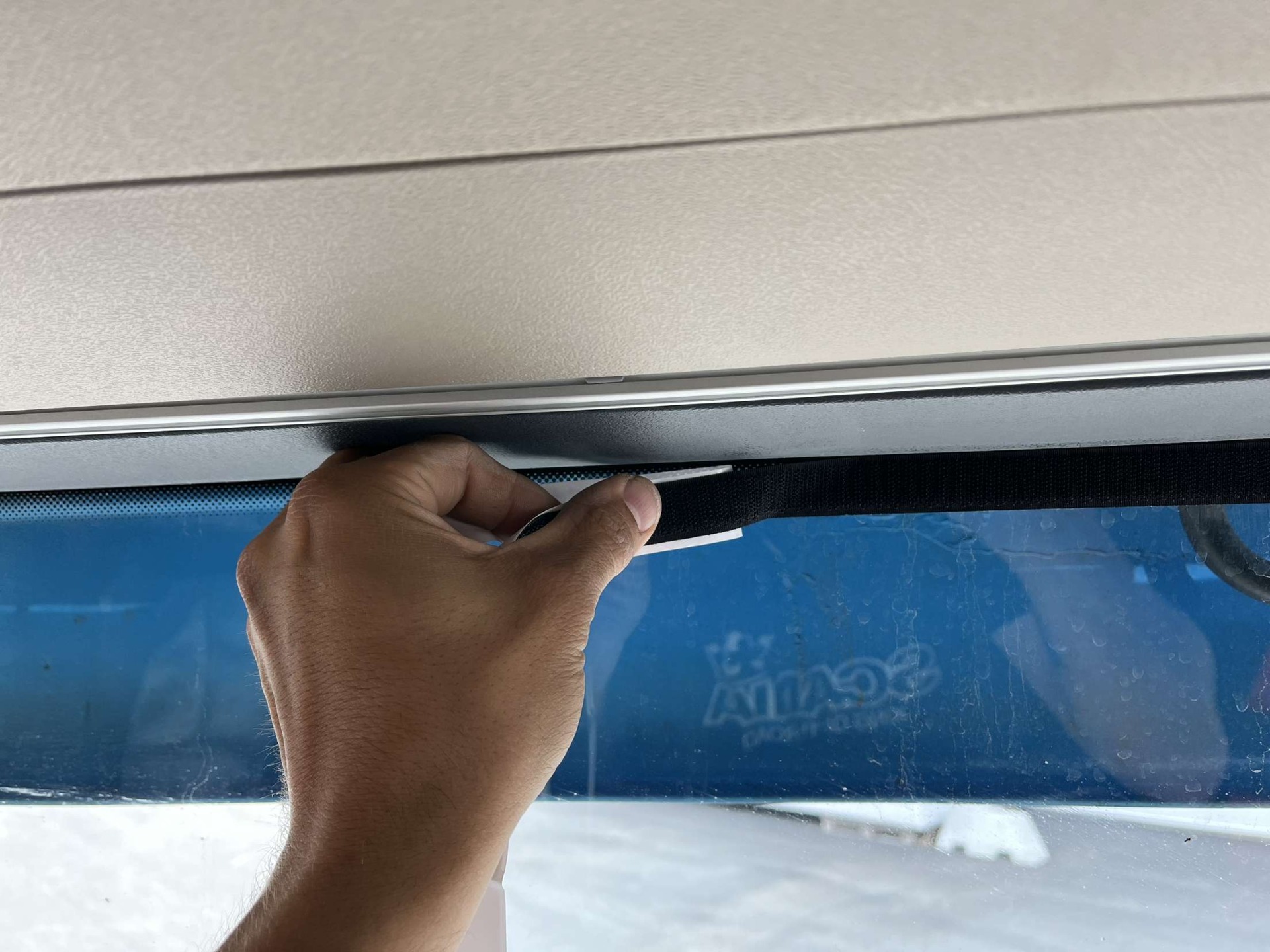 Att montera en såndär framrutegardin med ambassadören Krille ...